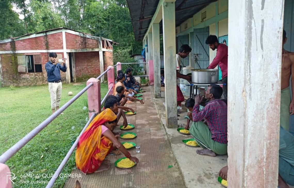 Creative Foundation & IIIT Silchar distribute cooked food among flood ...