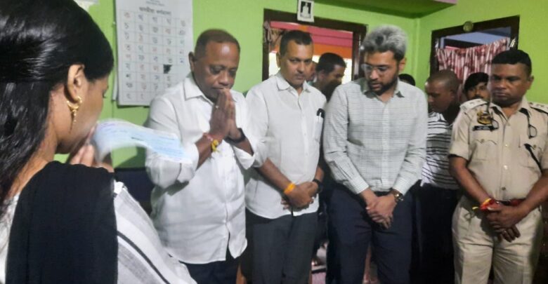 Parimal Suklabaidya hands over cheque of ₹5 lakh to widow of deceased ...